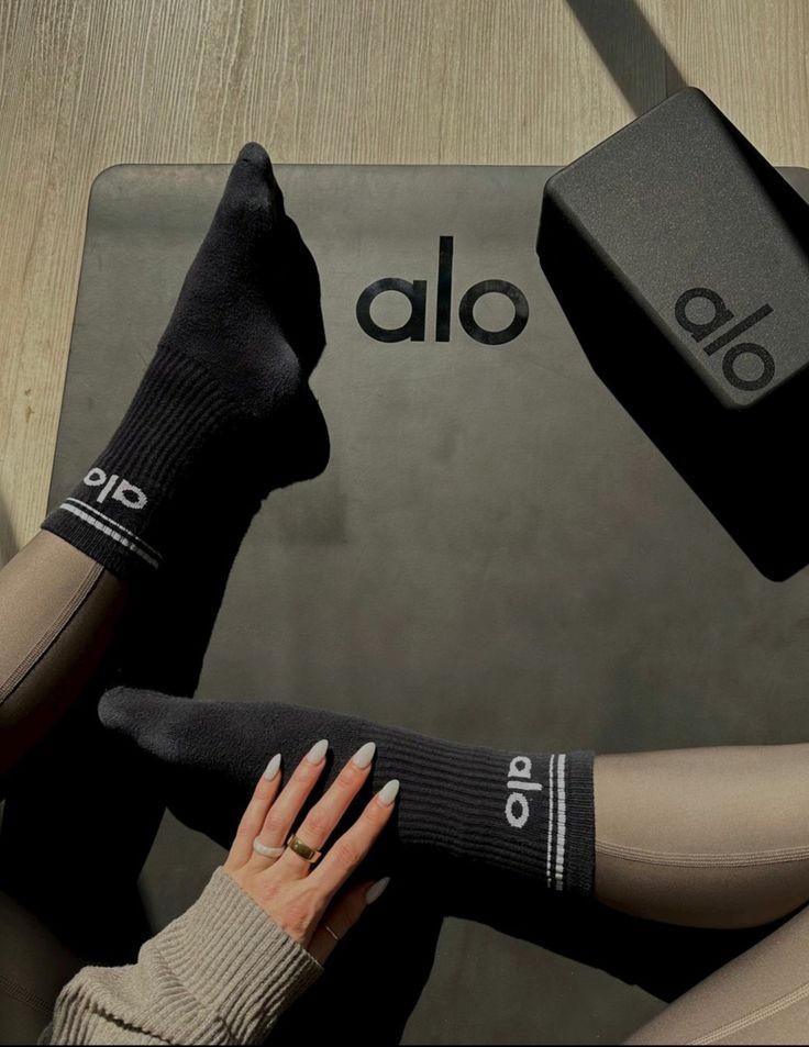 Alo Yoga Crew Socks 4 Pack Unisex White & Black - NWT - Authentic Gift ...