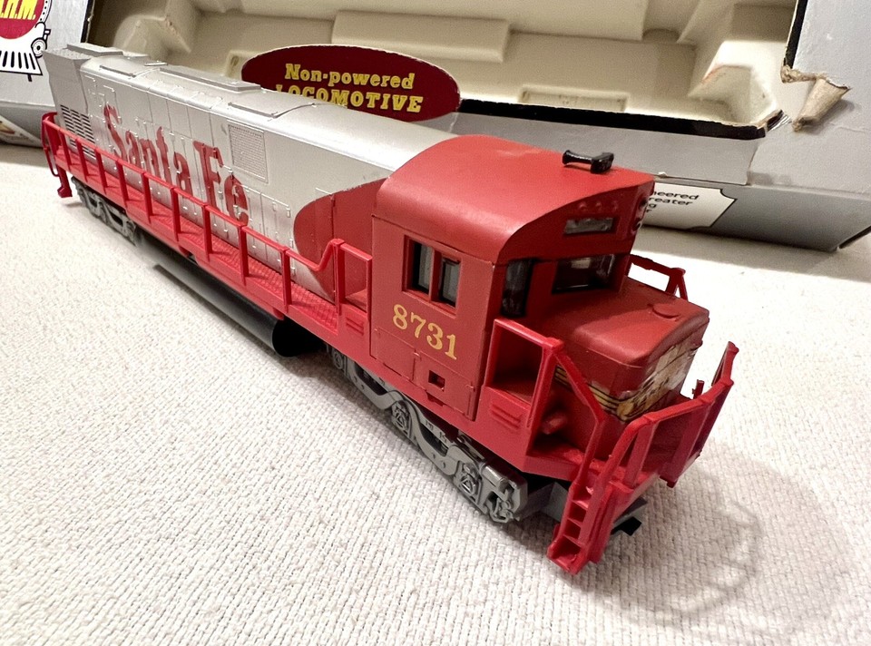 AHM HO Scale Santa Fe C628 Diesel Locomotive Set - Powered & Nonpowered ...