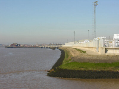 Photo 6x4 River Wall at Alexandra Dock (east) Marfleet Looking upstream ...