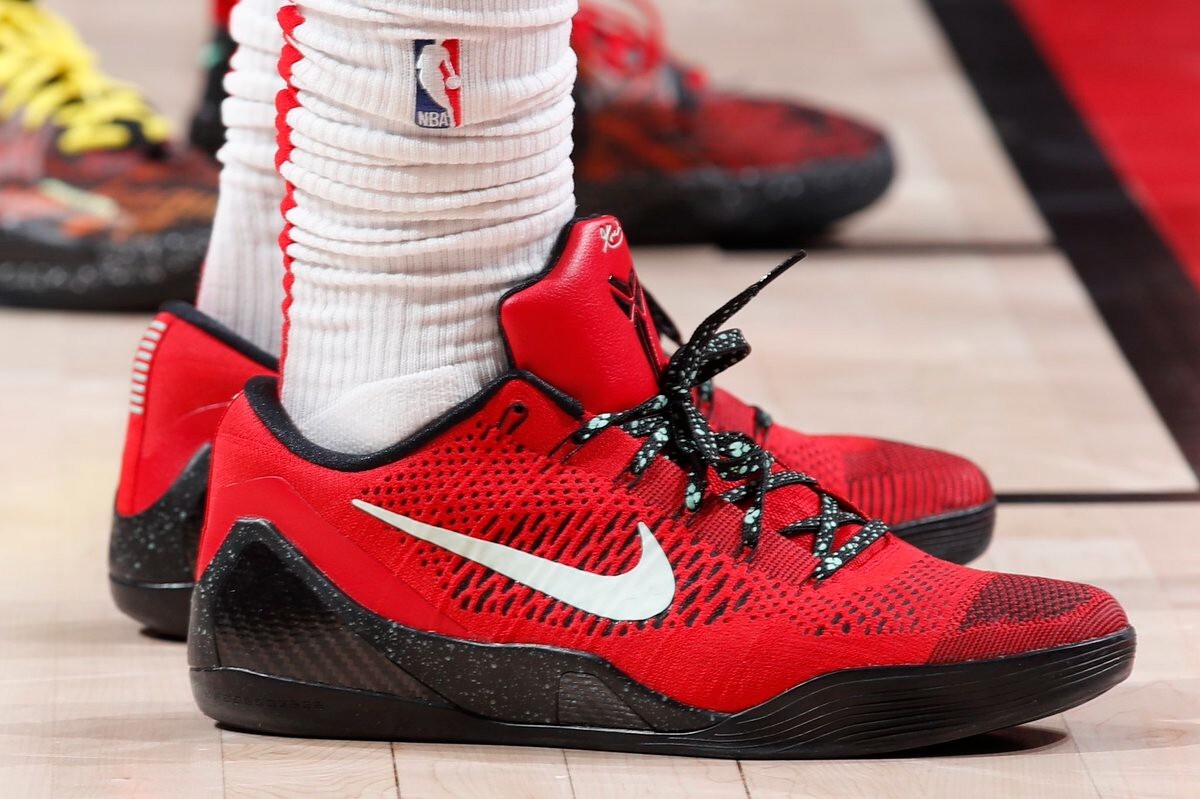 Kobe 9 Low Elite University Red