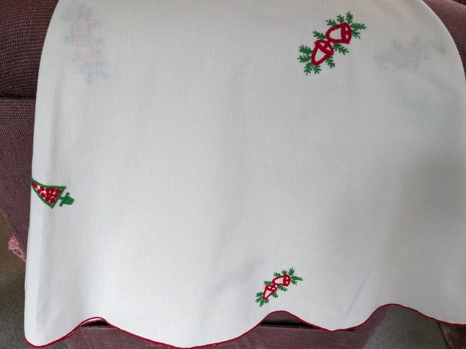 Crisp White Cotton Vtg. Round Embroidered 70" Round Christmas ...