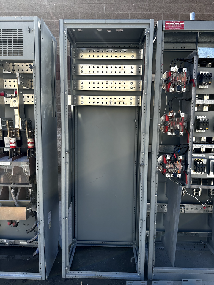 GE AV-Line Switchboard 1600A 3ph 208Y/120V HPC Fused Main w/ Fused ...