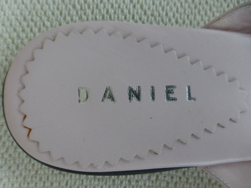 DANIEL FOOTWEAR PALE PINK LEATHER FLIP FLOPS SIZE 5 EU 38 | eBay