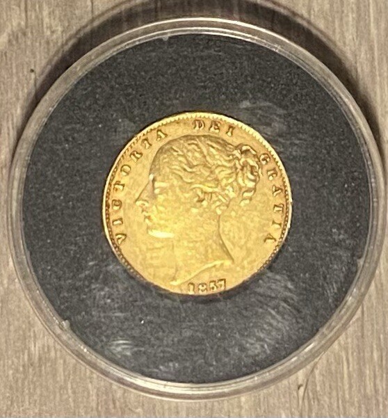 1857 Queen Victoria young head shield Sovereign -VERY RARE - 22carat ...