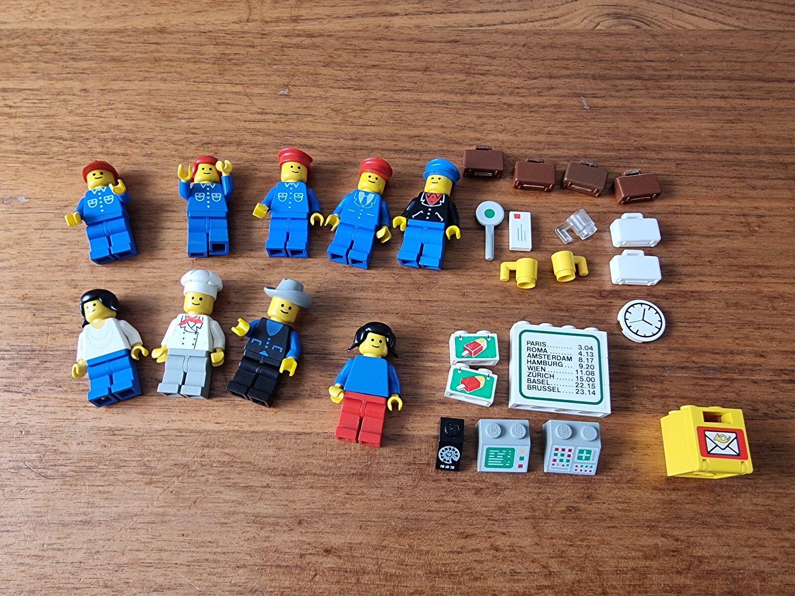 LEGO Station 7824 with Building Instructions – Railway Station with ...