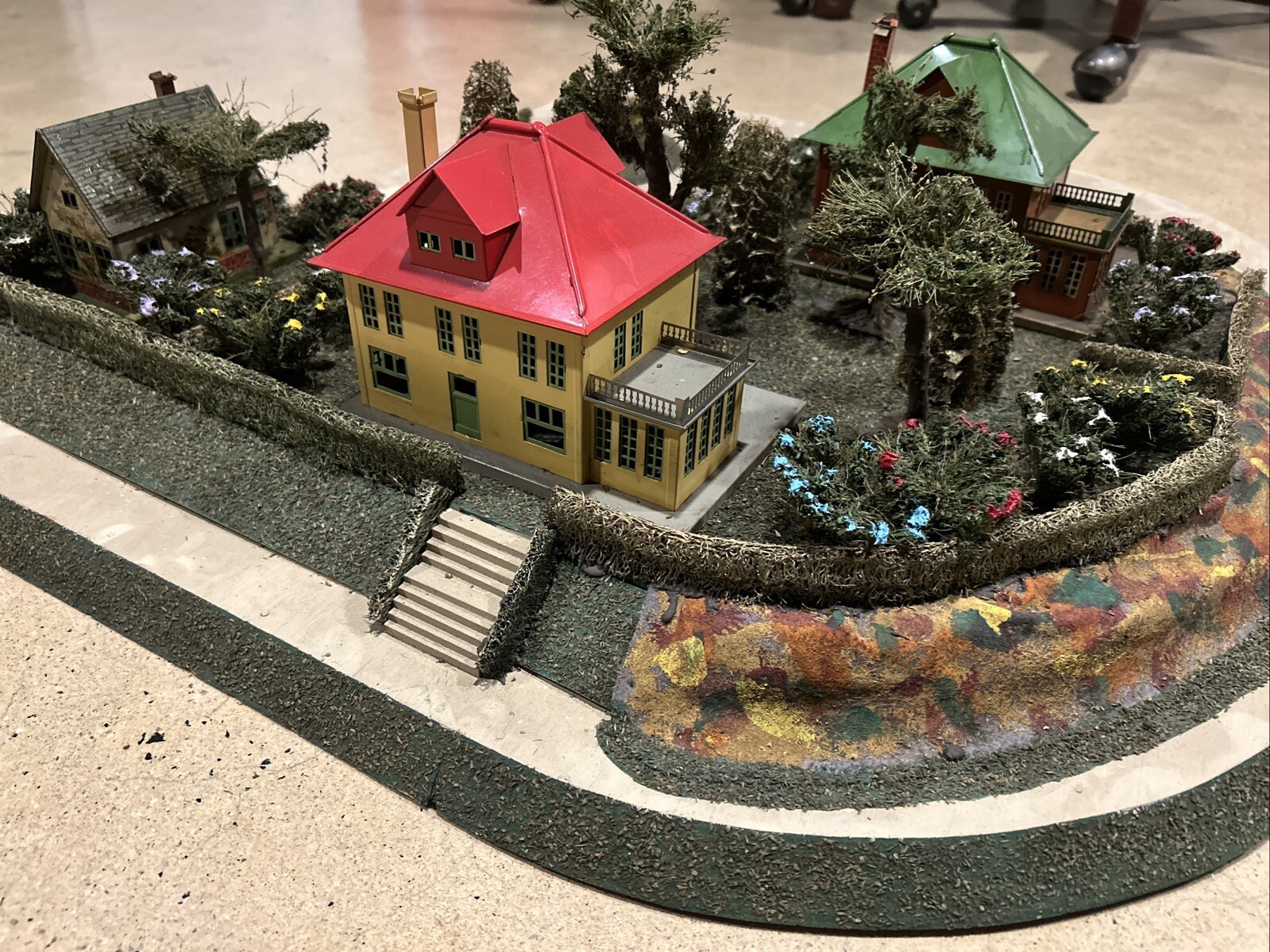 Lionel Vintage Tin Houses 191 and 184 on Ron Morris reproduction Plot ...