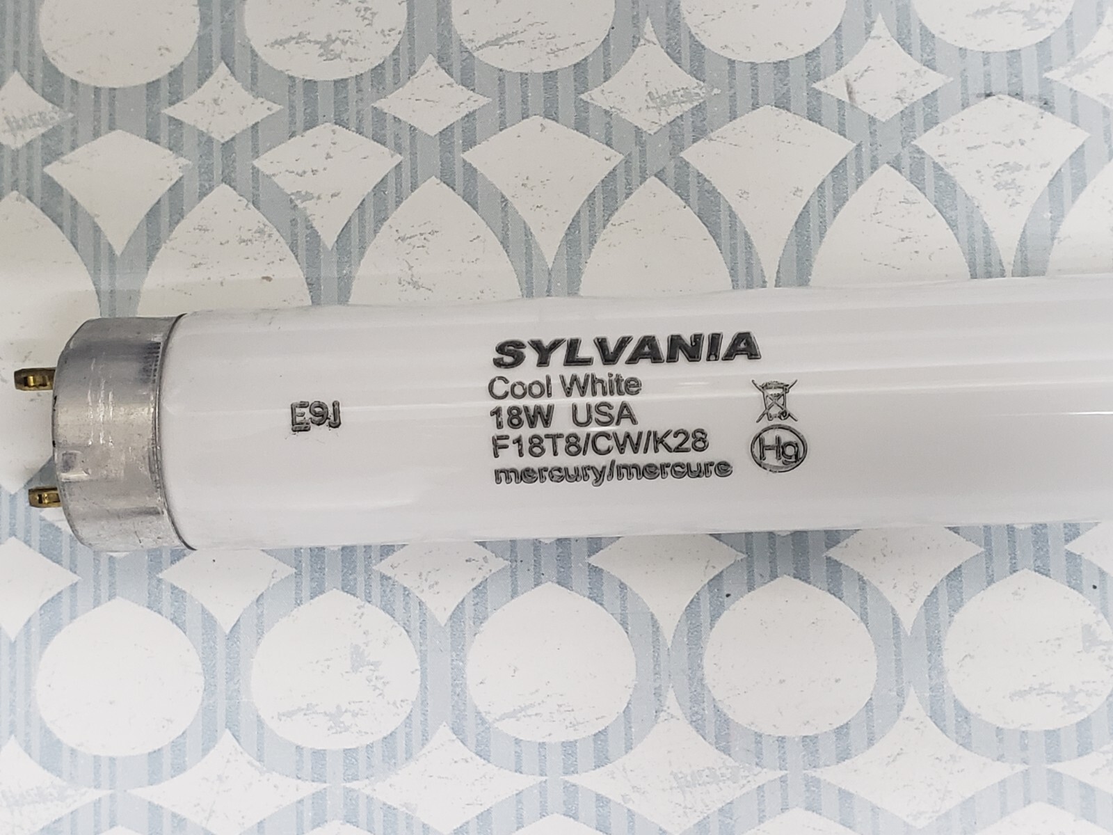 SYLVANIA Fluorescent Light Bulb 18W 28" COOL WHITE F18T8/CW/K28 | eBay