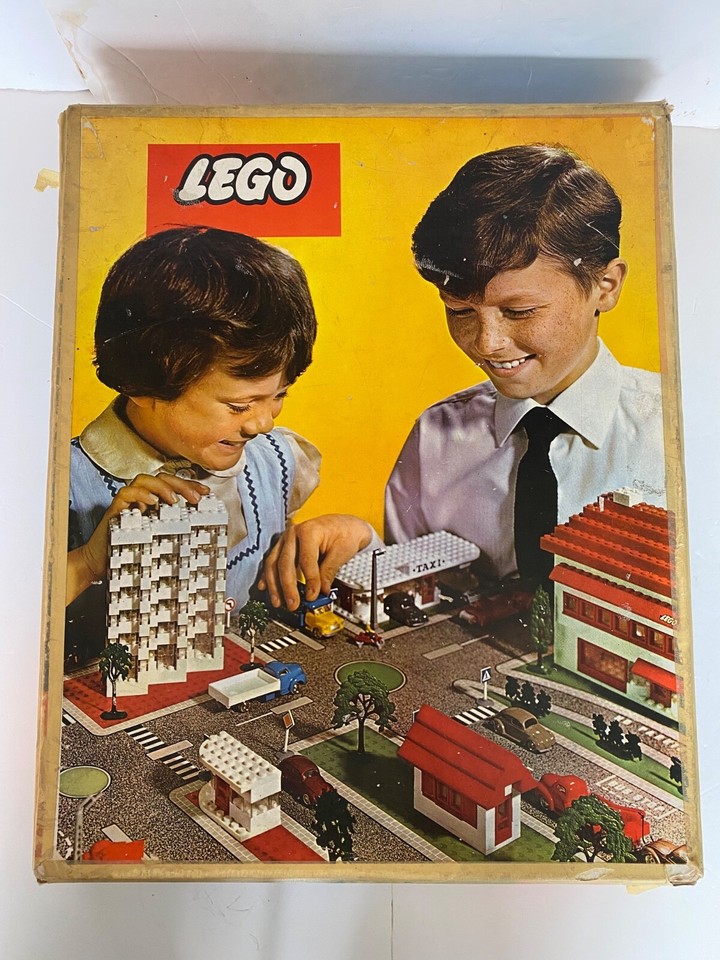 Lego 810 UK Town Plan Set 1960 in original box 98 % complete with ...