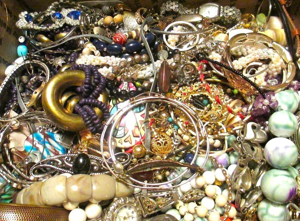 Over 1 lb Lot Vintage Now Costume JUNK Jewelry Part SCRAP Bead Crafting ...