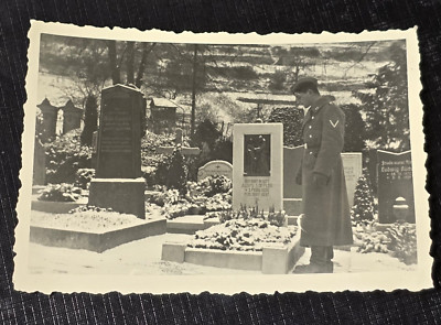SAD! WEHRMACHT SOLDIER VISITS FALLEN COMRADES GRAVE 1939 WW2 WWII ...