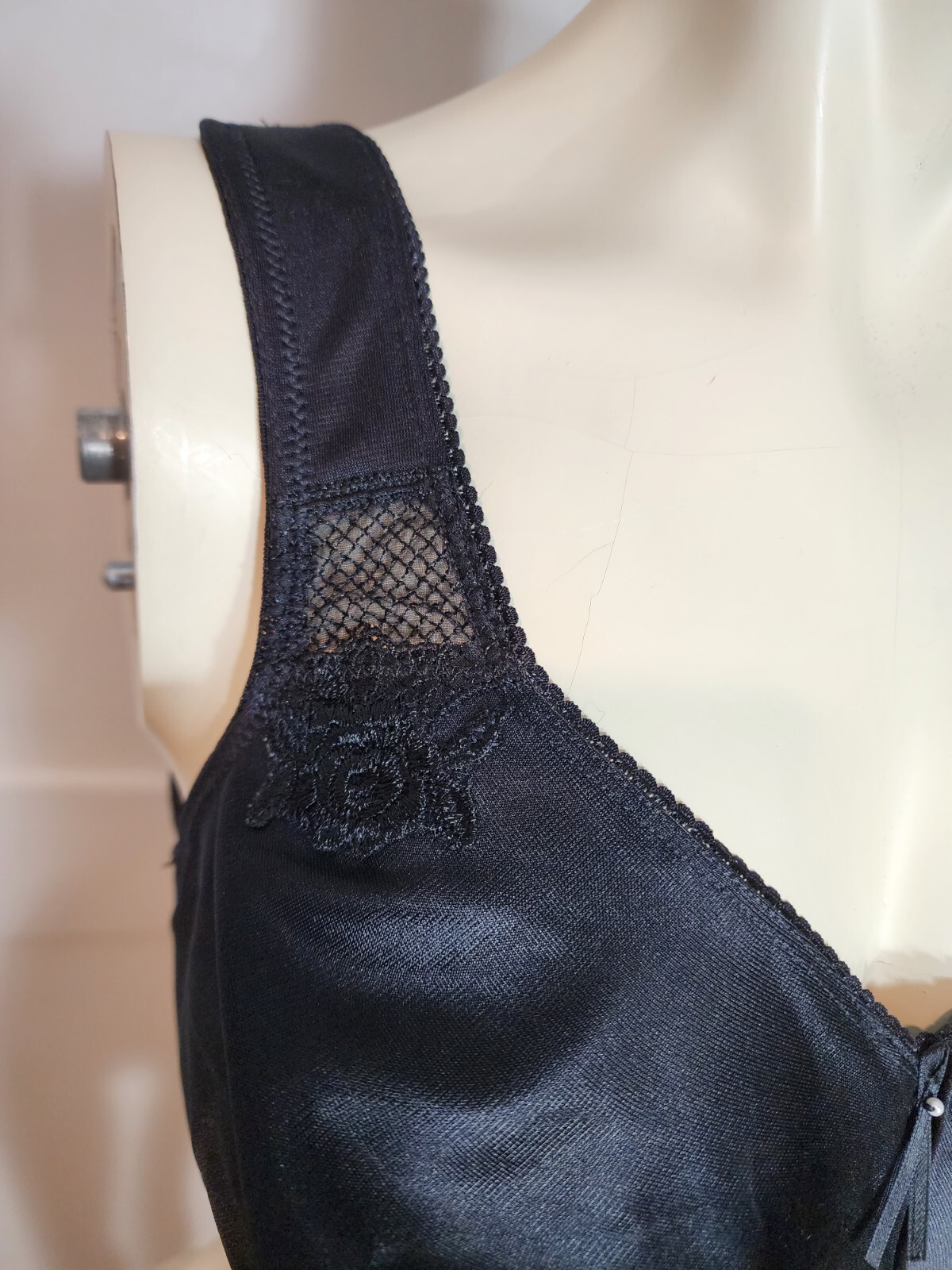 Olga Truly Timeless Seemless Black Bra Size 38C Style… - Gem