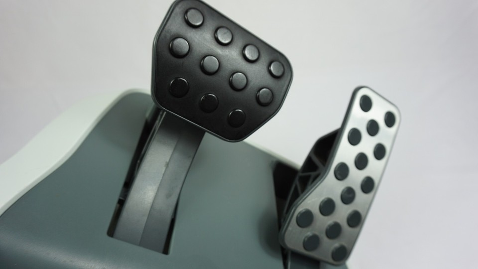 Microsoft Xbox 360 Wireless Racing Steering Wheel with Pedals and Clamp ...