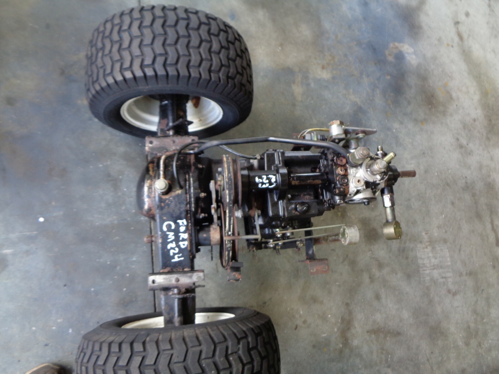 FORD CM224.......FRONT AXLE COMPLETE WITH TRANSMISSION. GOOD TAKE OUT ...