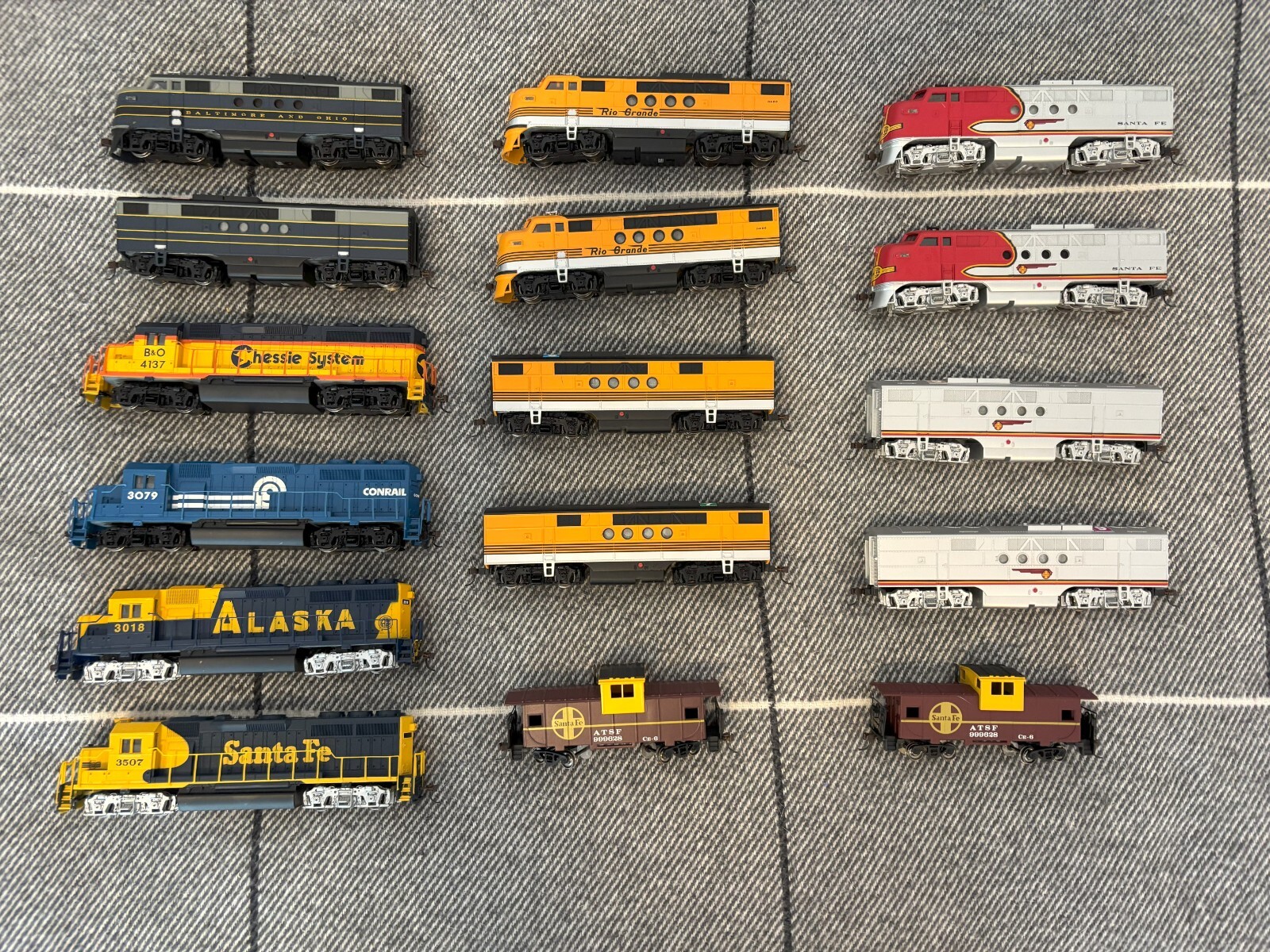 HO SCALE TRAIN CARS - LOT OF 50+ INCLUDING 9 ENGINES/LOCOMOTIVES | eBay