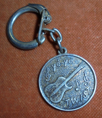 Porte-Clés poinçon m&tal argenté TWIST Yéyé Guitare musique COPAINS ...