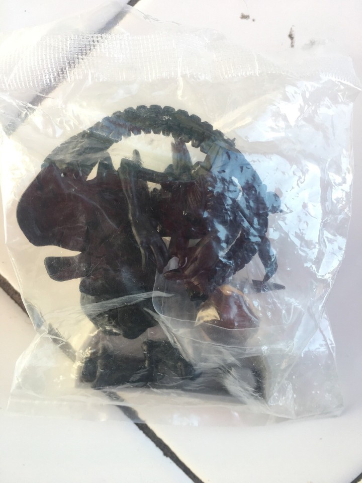 Loot Crate Exclusive Collector Series 2017 ALIENS Queen Takes Bishop ...