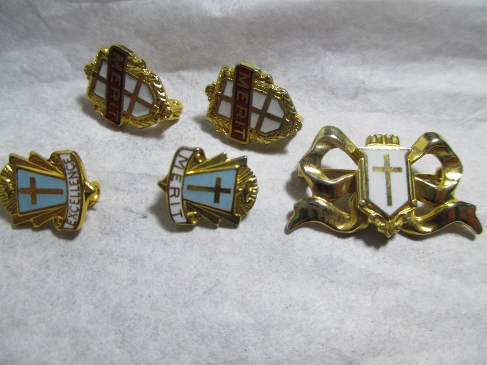 Lot 11 Religious Pins Pendants St Christopher Sacred Heart Mary Tiny ...