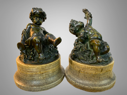 PAIRE DE PUTTI EN BRONZE PATINÉ REPOSANT SUR DES SOCLES EN MARBRE ...