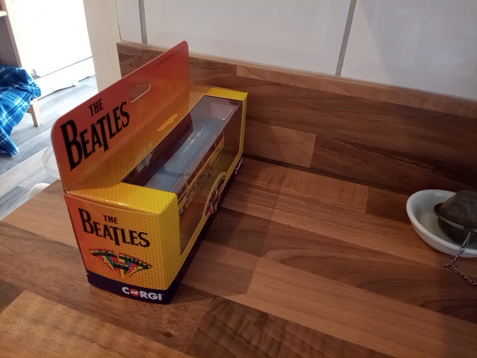 CORGI DIECAST 1/76 BEATLES MAGICAL MYSTERY TOUR BEDFORD VAL COACH/BUS ...