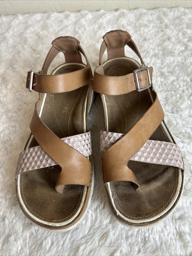 Clarks TRIGENIC Toe Ring Thong Ankle Strap Brown Embossed Sandals Woman ...