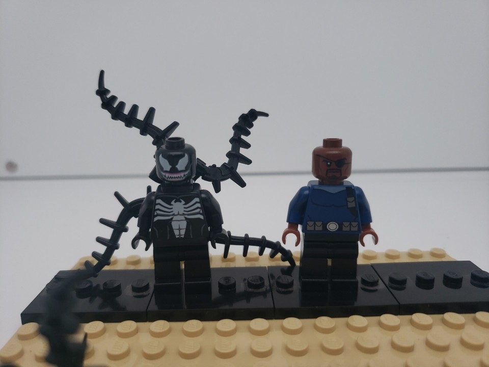 Lego 76004 Marvel Minifigures Set - Spider Man - Venom - Nick Fury | eBay