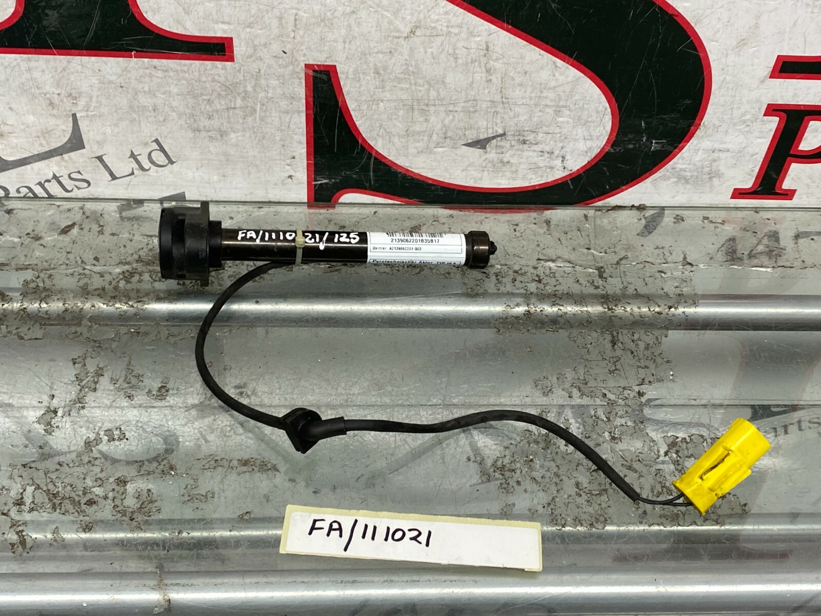 MERCEDES BENZ W213 E CLASS BONNET HINGE ACTUATOR RIGHT / LEFT ...