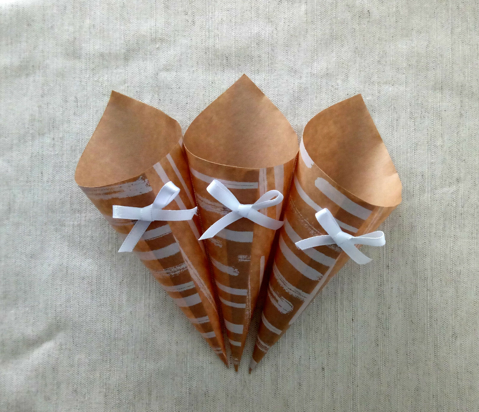 Wedding confetti cones. wedding kraft cones. Cono petalo boda. Cono ...