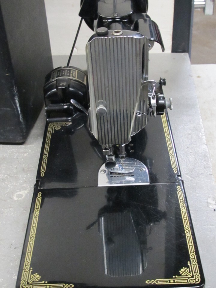 Singer Portable Electric Sewing Machine 221-1 With Original Case ested ...