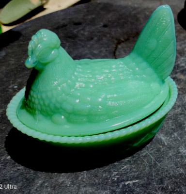 CHICKEN JADEITE 5" DEPRESSION STYLE GLASS HEN ON WOVEN NEST WITH SPLIT ...