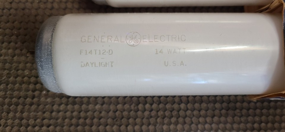 LOT OF 2 GE F14T12/D FLUORESCENT LAMP/BULB 14W COLOR TEMP DAYLIGHT 15 ...