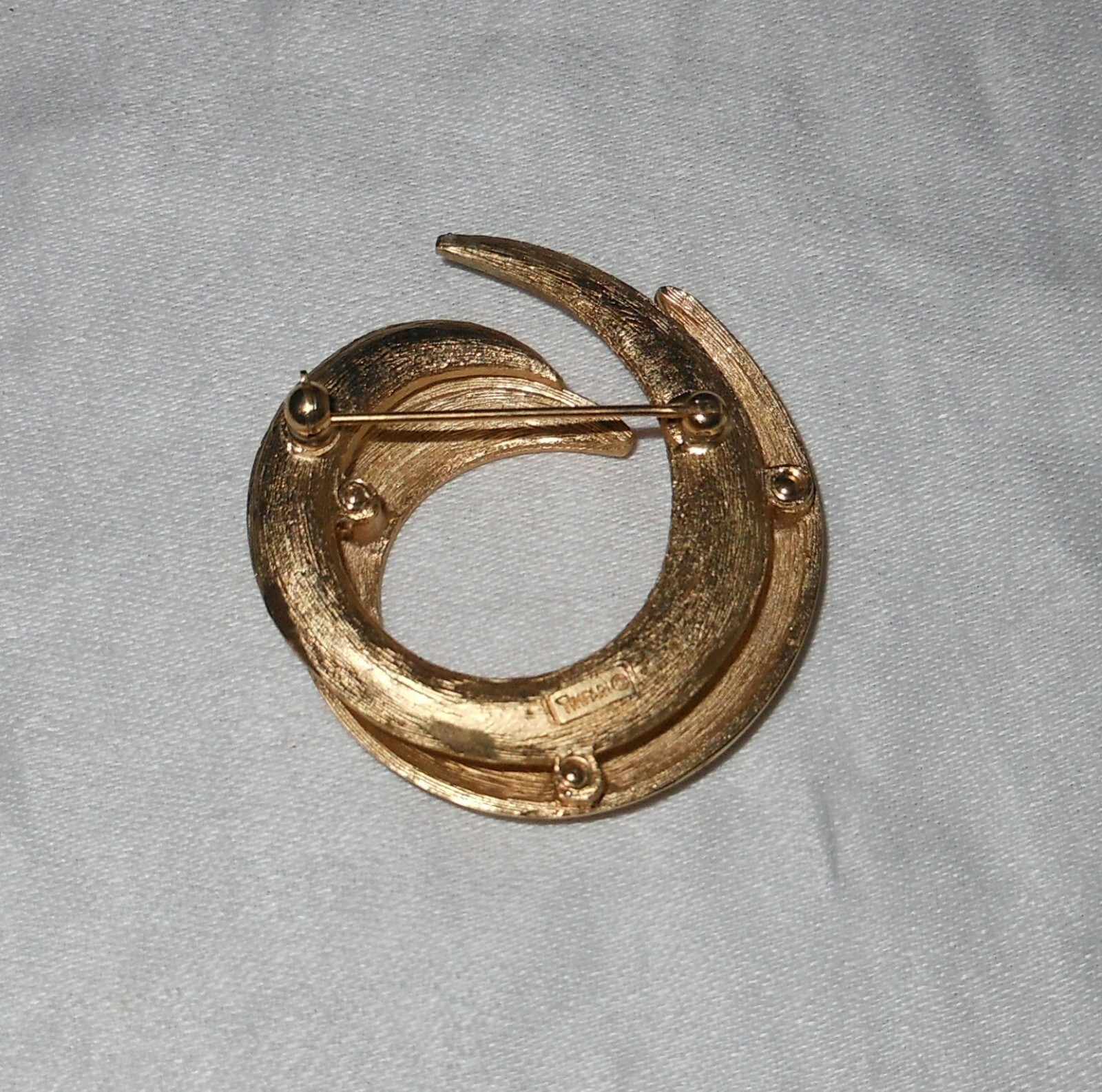 Trifari Gold Tone 80's Pin - Gem