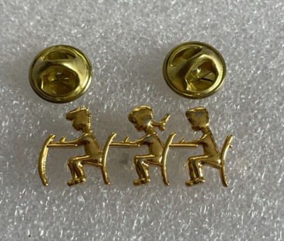 Three Children Sitting At School Desk Goldtone Brooch Pin. (34 | eBay