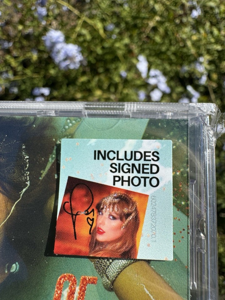 IN HAND! Taylor Swift Signed CD – The Life of a Showgirl + Hand Signed ...