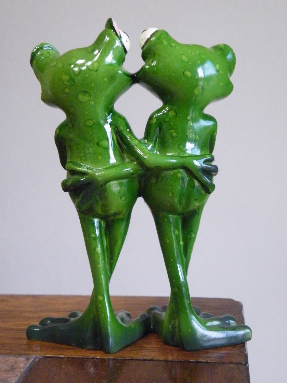 Ganz Frog Figurine Couple In Love Heart W/ Hands Green Resin Cute Frogs ...