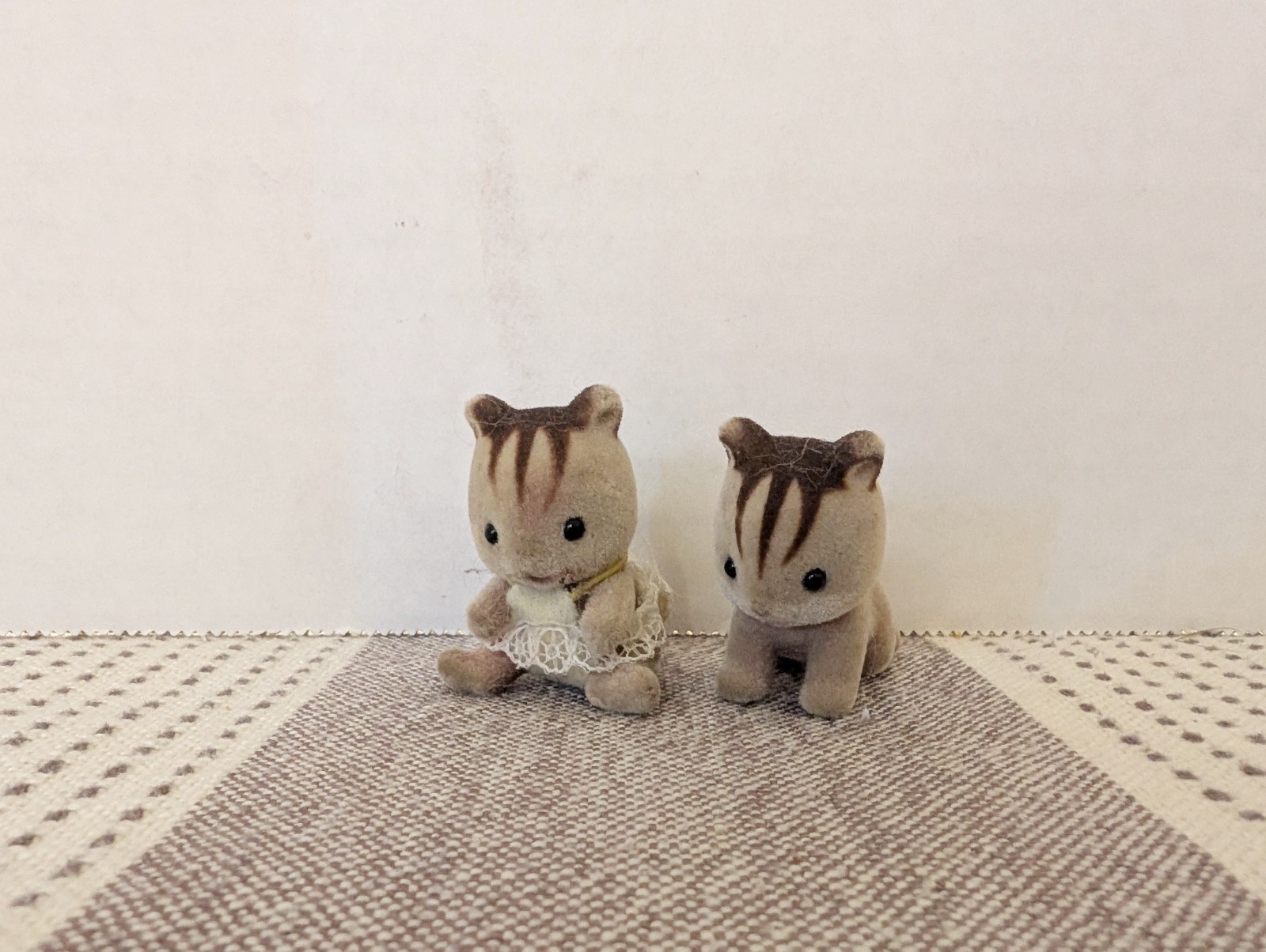 Calico critters Sylvanian Families WALNUT SQUIRREL 2 STANDING TWIN ...