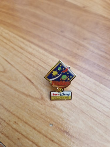 Disney Classico Friskies Euro Disney Discoveryland Logo Spilla Badge | eBay