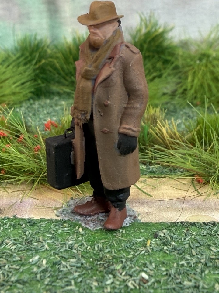 OO GAUGE Train Model Railway Passenger In Coat Figure 3D Hand Painted 1 ...