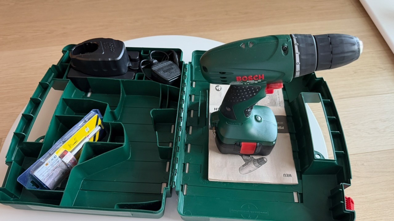 Bosch PSR 14.4 Cordless Drill Driver + Carry Case Charger & Drill Bits ...