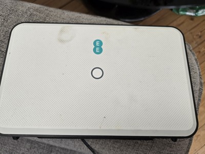 EE Broadband Modem Router White & Black Wireless (Wi-Fi) USB 4x ...