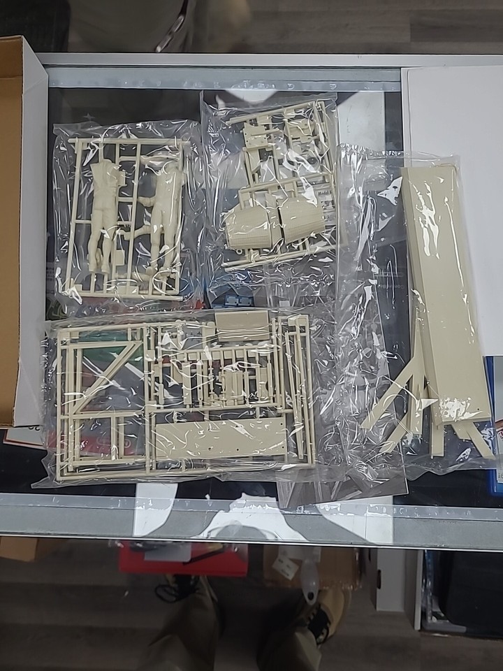 Polar Lights "Chamber of Horrors La GUILLOTINE" Plastic Model Kit ...