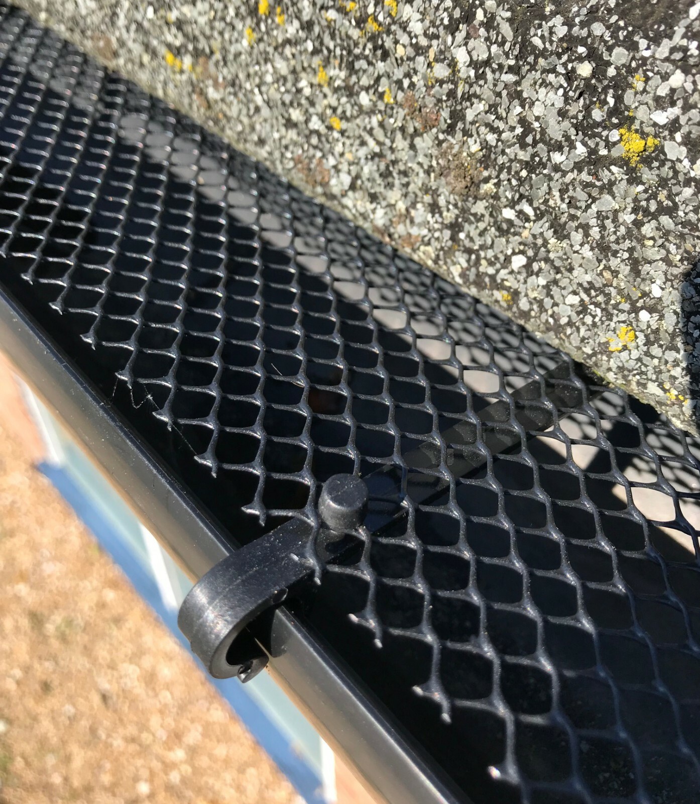 6m Rolls Gutter Net Protection Mesh Guard with 15 Fixing Clips Leaf ...