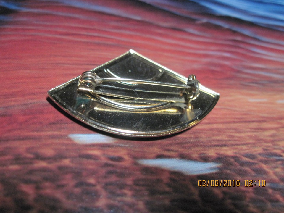 VINTAGE BEAUTIFUL ART DECO GLITTERY GOLD AND BLACK 'ROUND' TRIANGLE PIN ...