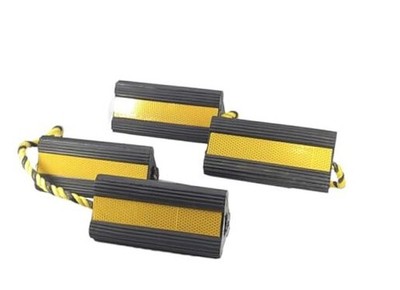 Heavy Duty Dual Wheel Chocks with Ropes – Oil-Resistant Rubber ...