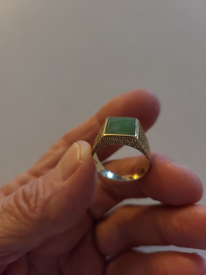 Solid 18 karat gold Jade ring square emerald cut from the 1950's and ...