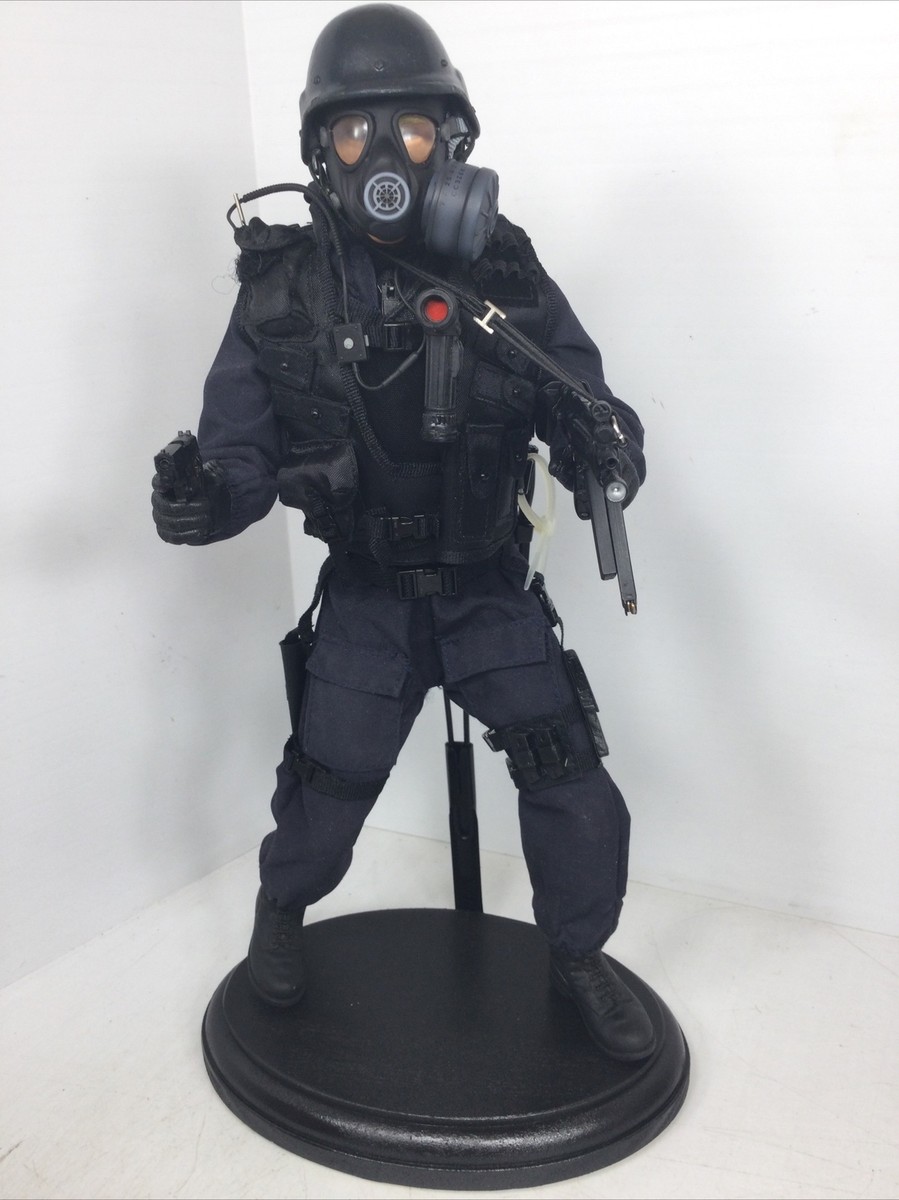 Armadura Completa Swat SWAT Armor Displayed In A Futuristic Armory On