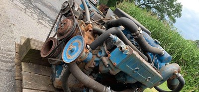Chrysler 225 HP Marine Gas Engine 318 Running Take-Out | OE