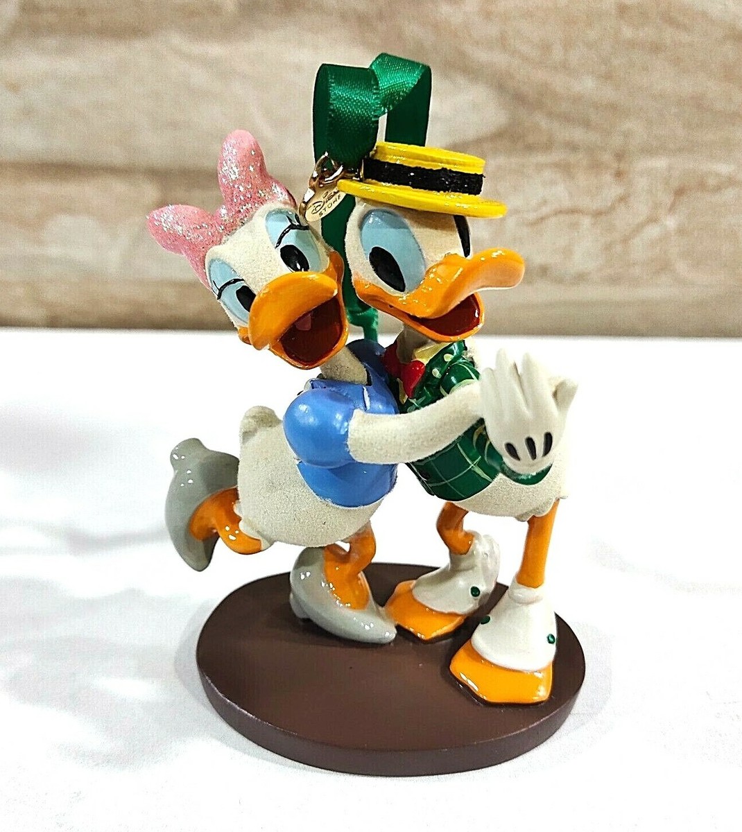 Donald And Daisy Duck In Love