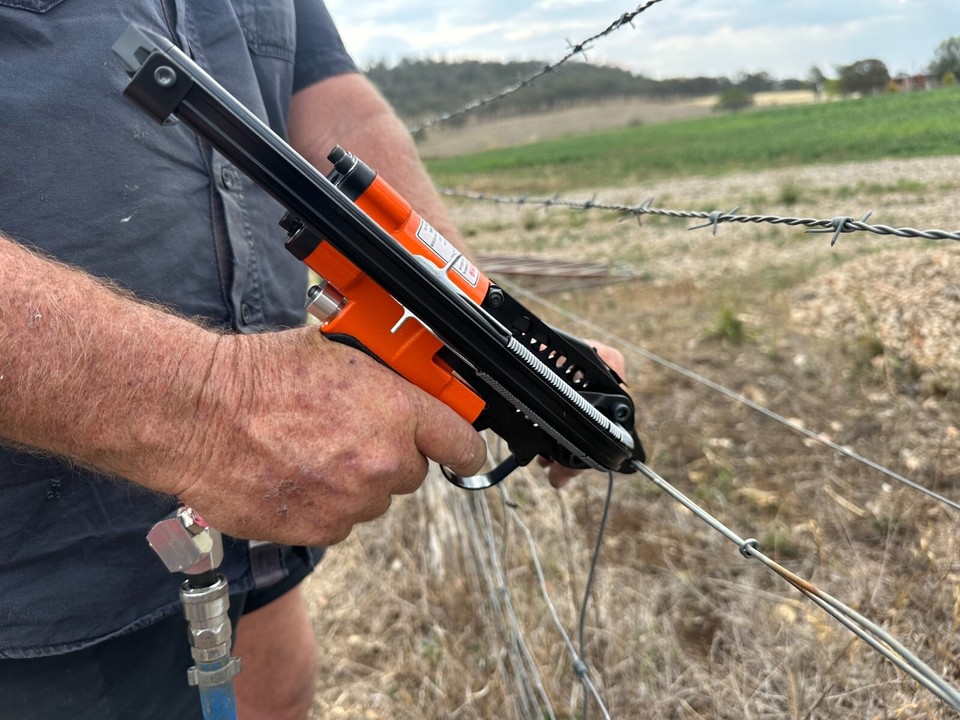 PNEUMATIC 24mm C24 HOG RING C CLIP GUN LOW AIR REQUIREMENTS- FENCE ...