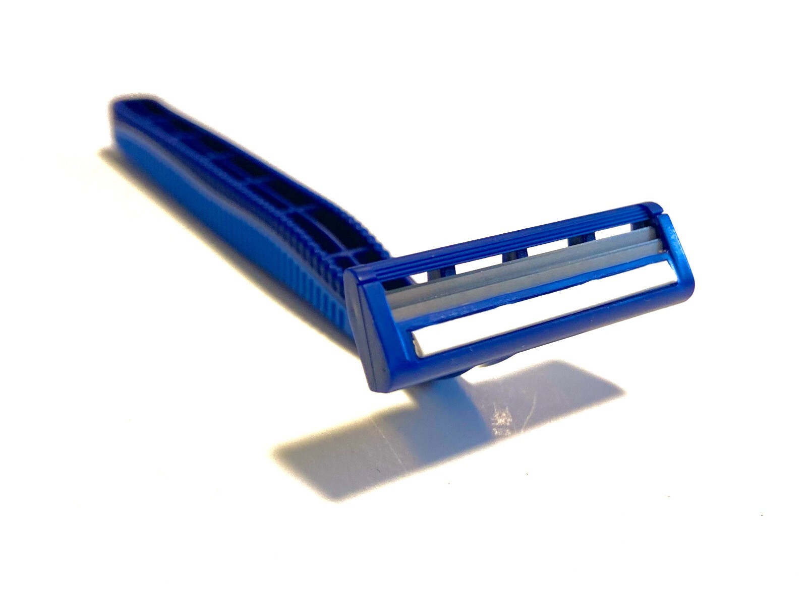 100 Twin Blade Blue Disposable Razors in Bulk - Professional or Home ...