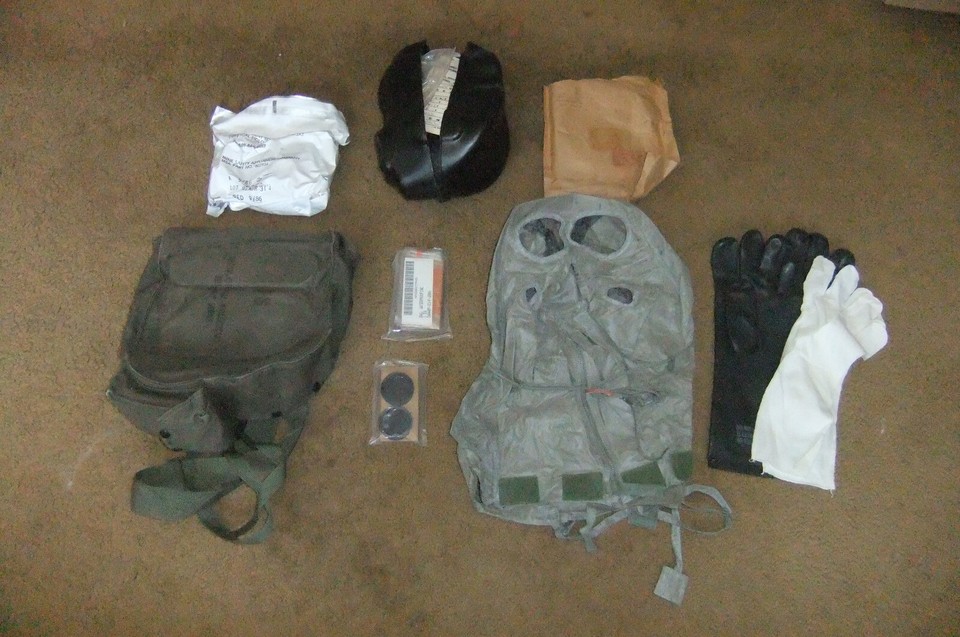 New Old Stock! US Military Issue M17 A2 Gas Mask + Filters,Gloves,Hood ...
